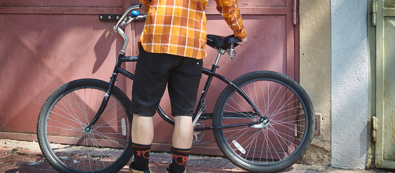 How to Prop the Bike Against a Wall, Fence, Car... Correctly - We Love ...